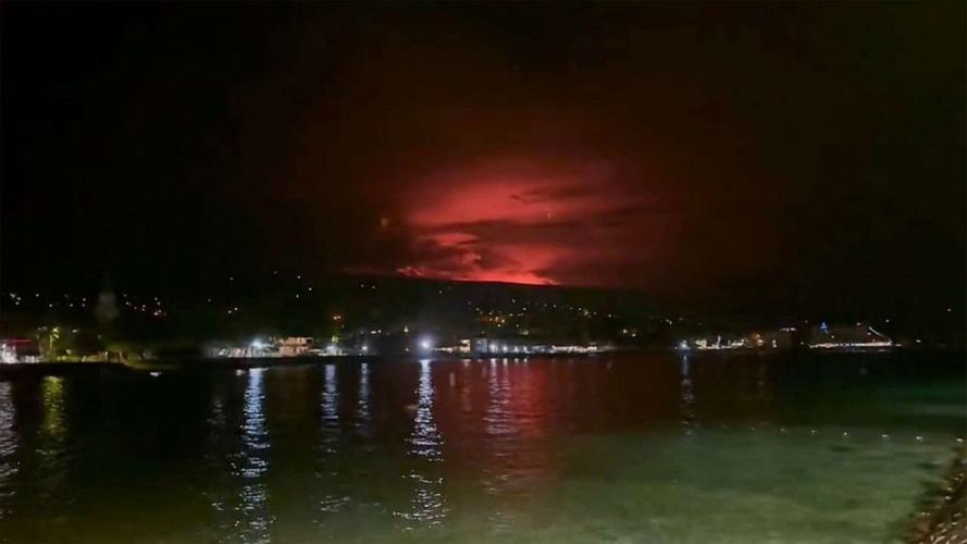 Hawaii's Mauna Loa, the largest active volcano in the world, begins ...