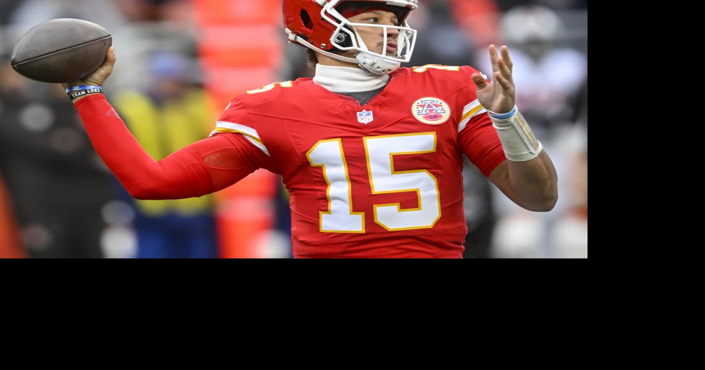 Mahomes throws 2 TD passes before leaving with an ankle injury in ...