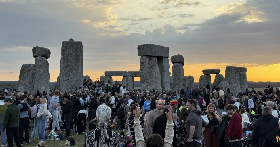 Sunrise at Stonehenge draws druids, pagans, revelers to celebrate ...