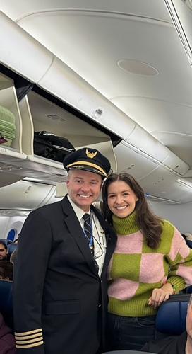 A pilot raced through the airport to surprise an old friend: the woman ...