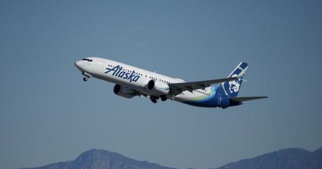 Student pilot allegedly tried to enter cockpit of Alaska Airlines flight multiple times ...