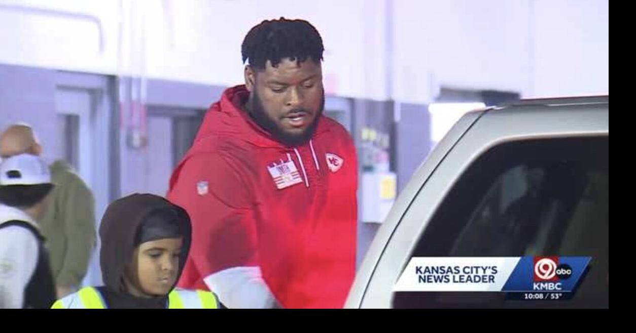Chiefs lineman Trey Smith helps hand out 400 Thanksgiving meals in ...