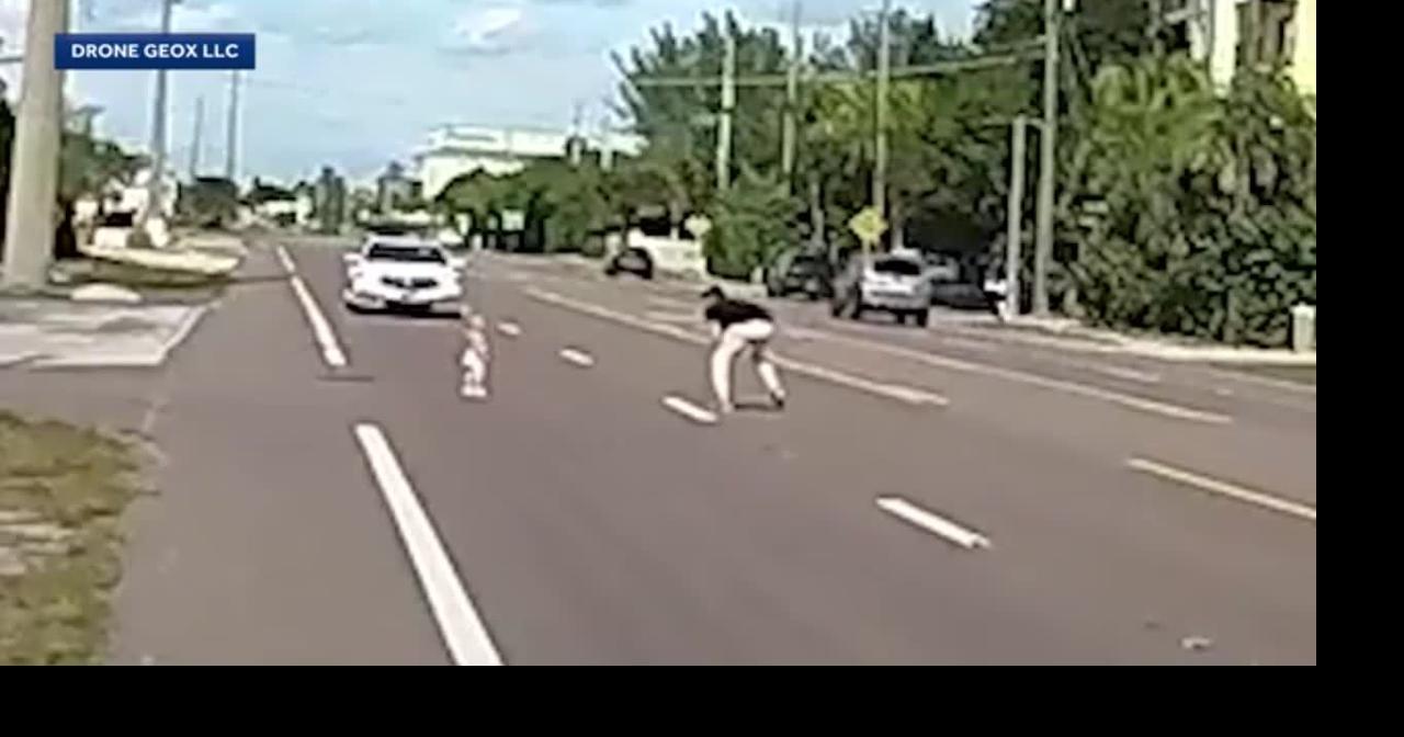 Man rescues wandering toddlers from middle of busy traffic | National ...