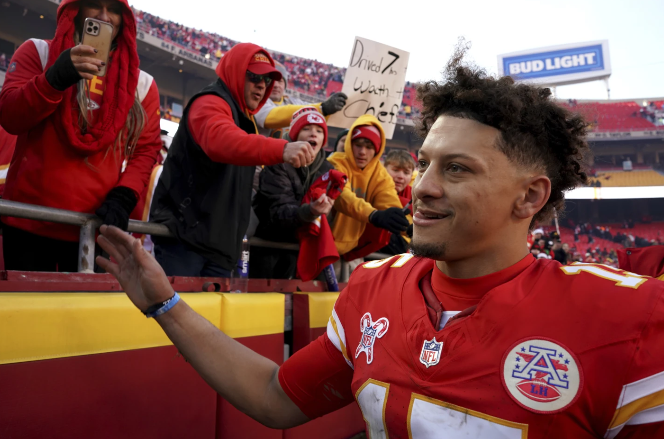 Patrick Mahomes watched the playoffs while awaiting his child's birth ...