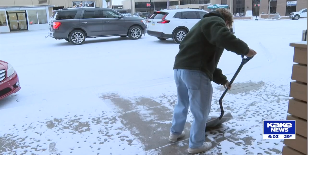 Early morning Kansas snow brings out shovels before dawn | Trusted News ...