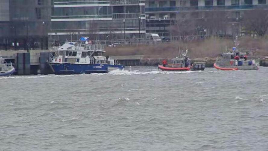 Helicopter crashes in Hudson River in New York City, all 6 on board ...