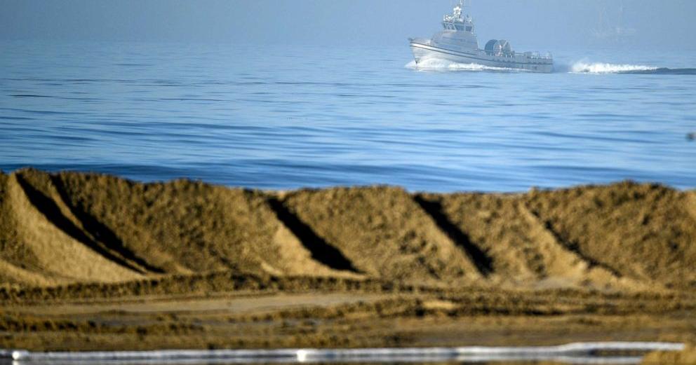 Major oil spill closes California's Huntington Beach | Stories | kake.com