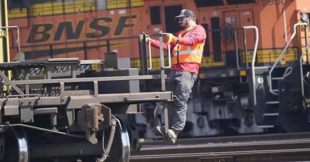 Kansas becomes the 10th state to require 2-person train crews, despite ...