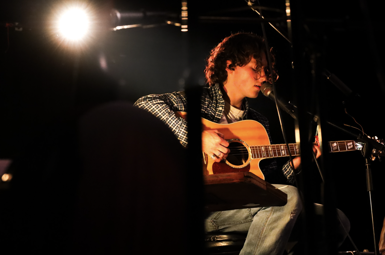 Jake Minch captivates fans with an authentic performance at The ...