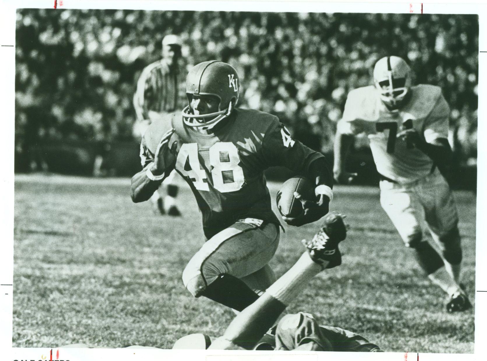 KU football legend and NFL Hall of Fame running back Gale Sayers dies ...