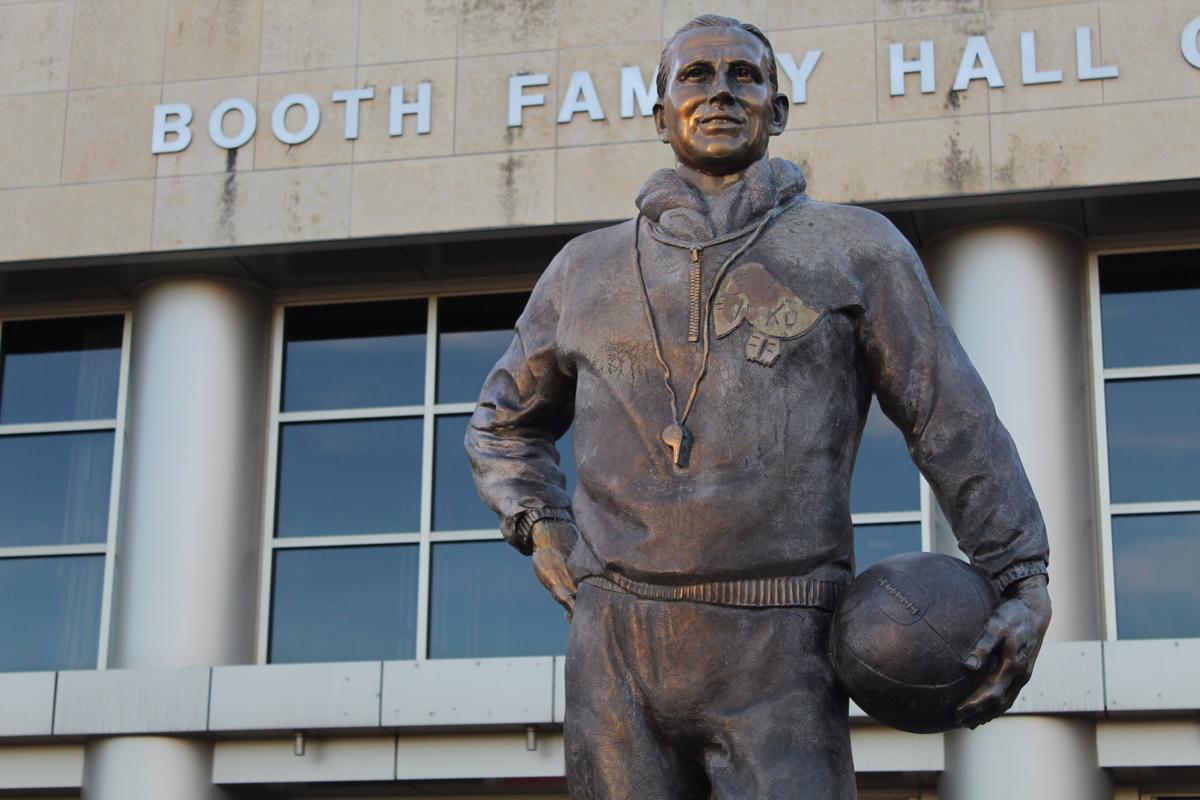 Kansas men's basketball pushes back player return date to campus ...