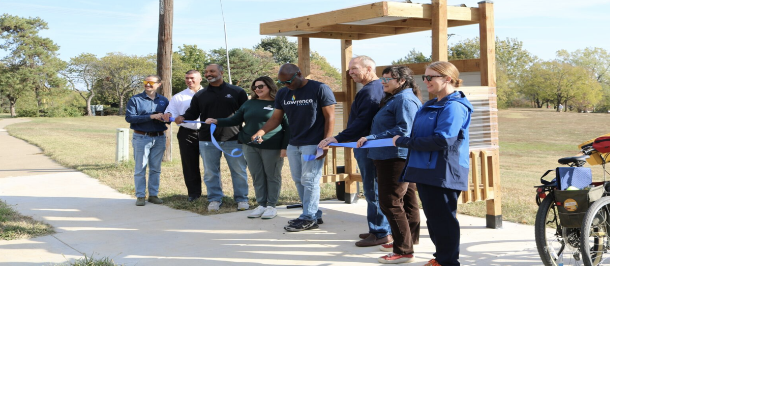 Lawrence Transit celebrates opening of new bus shelters | News | kansan.com