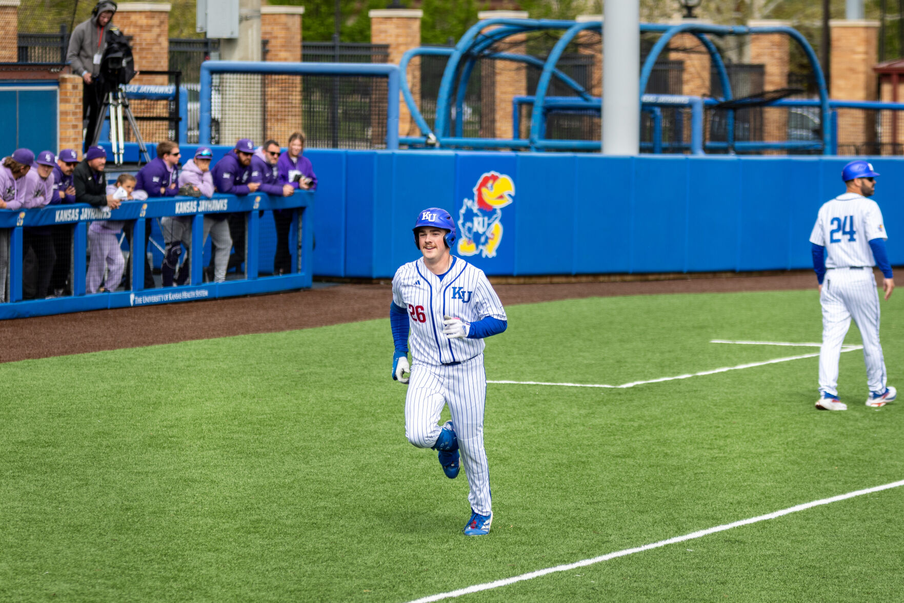 Kansas baseball comes from behind, takes rubber match with UTRGV ...