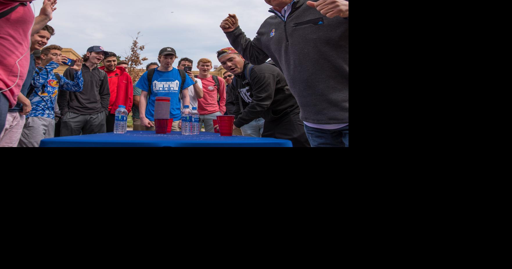 Les Miles spends the afternoon with students at Wescoe Beach | Sports ...