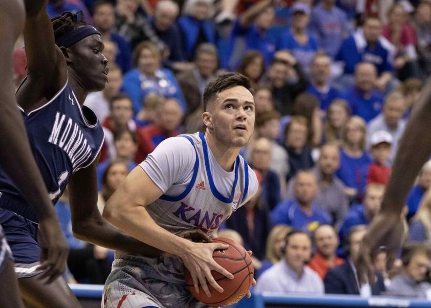 Kansas men’s basketball guard Elijah Elliott to transfer | Sports | kansan.com