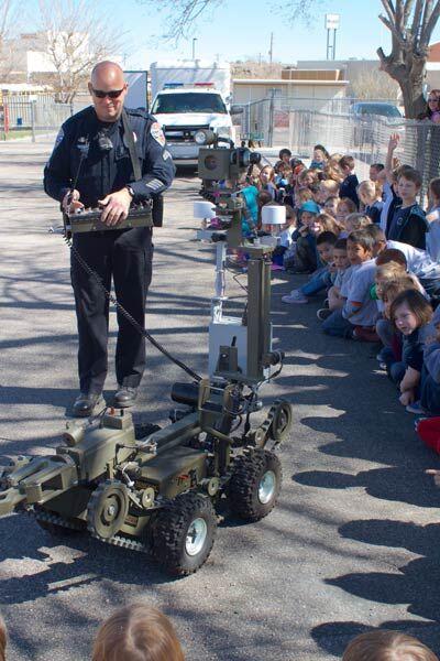 Kingman Photo: A Helpful Robot | Features | kdminer.com