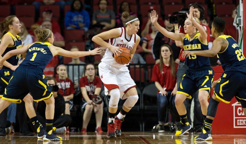 Griffin honored, Hooper shines in easy win over Michigan