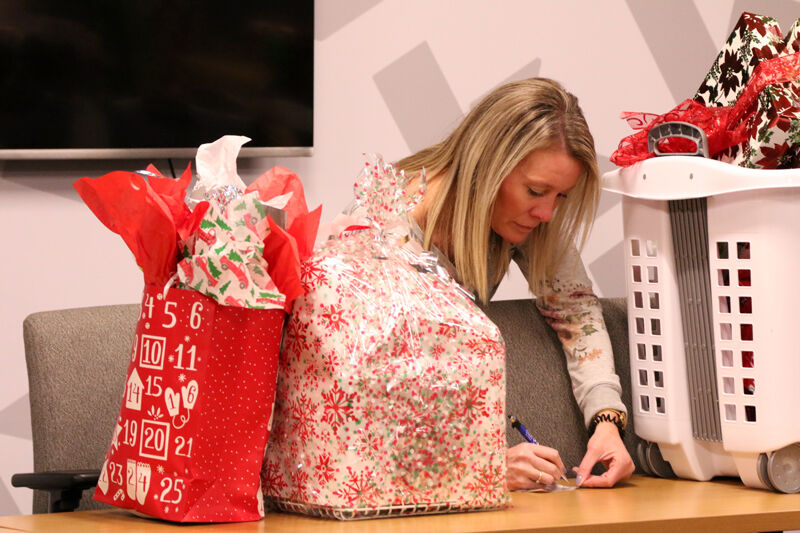 Kearney Chamber Envoys give gifts to 11 families in need