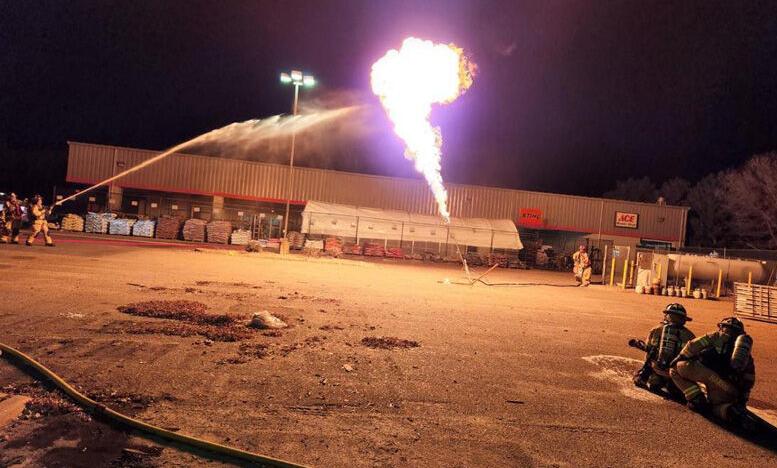 Gas leak at Kearney's Ace Hardware draws big flames, attention
