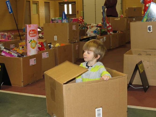200 Goodfellows volunteers use technology to pick, wrap gifts for kids ...