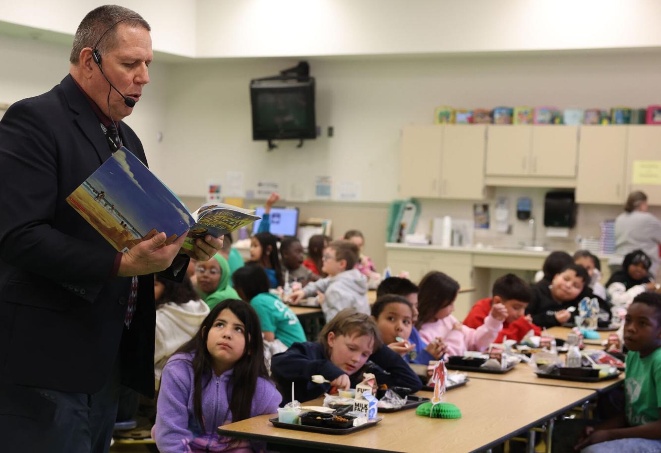Grand Island Public School superintendent reads to Dodge Elementary ...