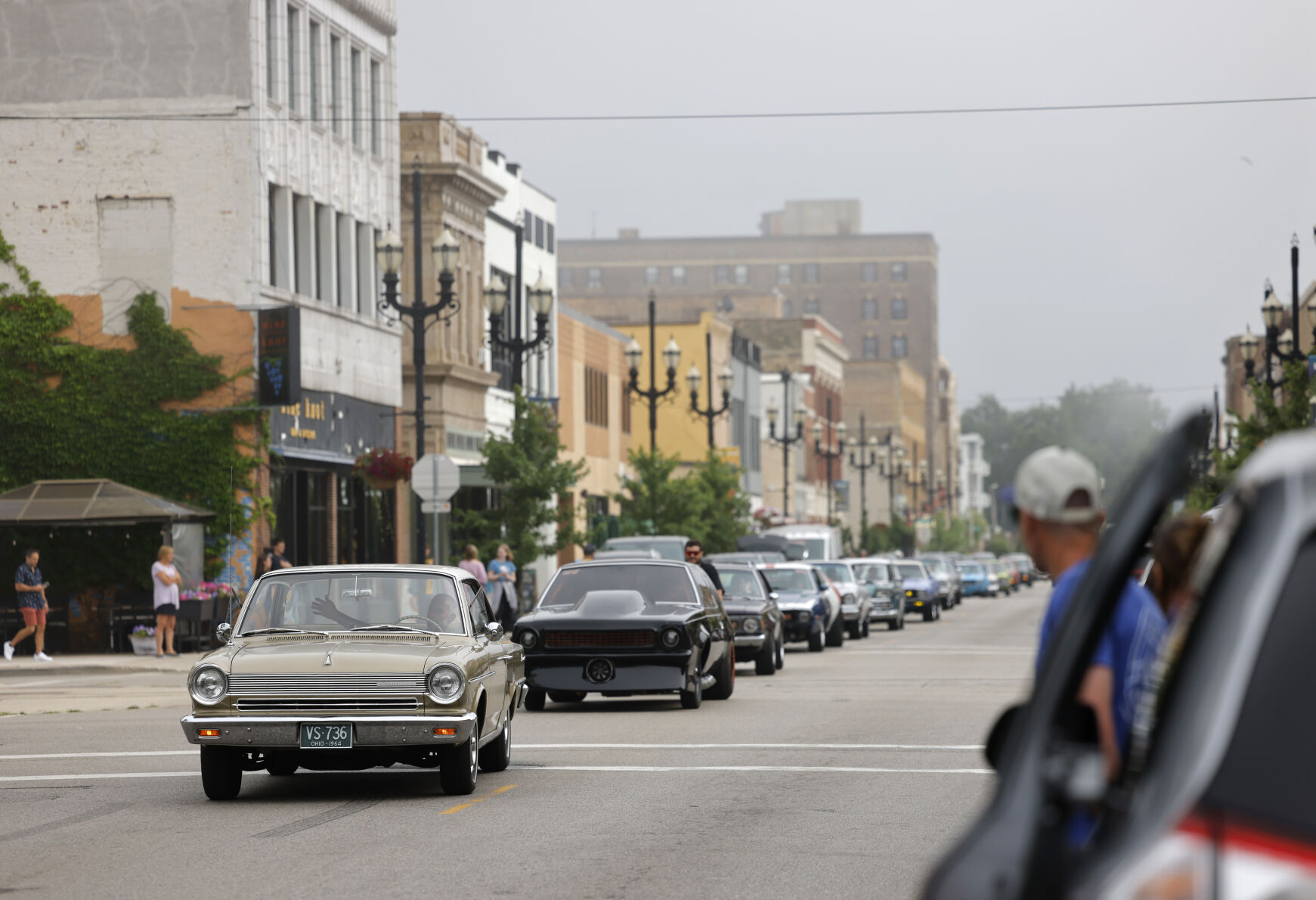 Classic cars roar through Downtown Kenosha for the AMC Homecoming parade