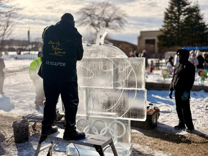 Crowds pack Kenosha for ice sculpting, Snow Daze Festival