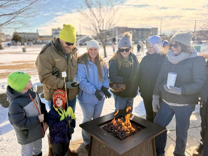 Crowds pack Kenosha for ice sculpting, Snow Daze Festival