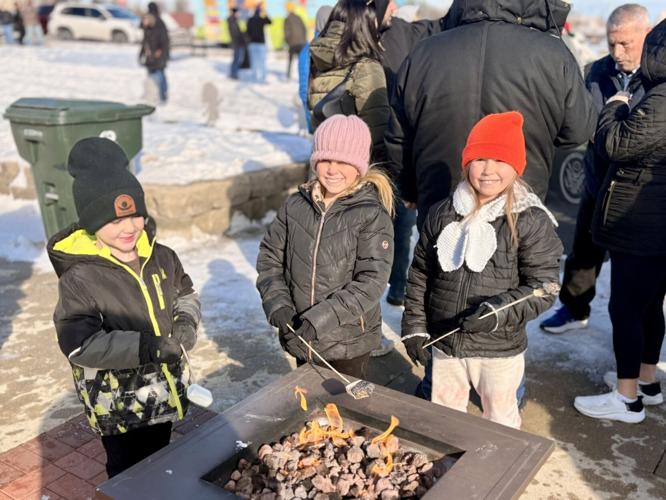 Crowds pack Kenosha for ice sculpting, Snow Daze Festival