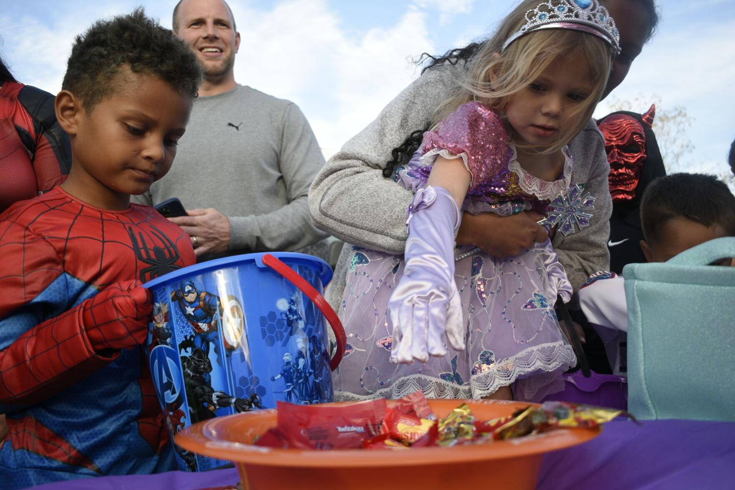 Nash Elementary School hosts annual trunk-or-treat