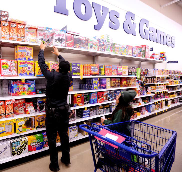 Cops, kids connect in toy aisle | News | kenoshanews.com