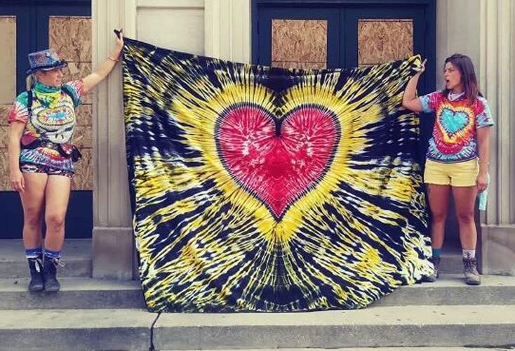 Tie-dye master trains Kenosha apprentice his skills for 5 years, heads out on U.S. bike trip to ...