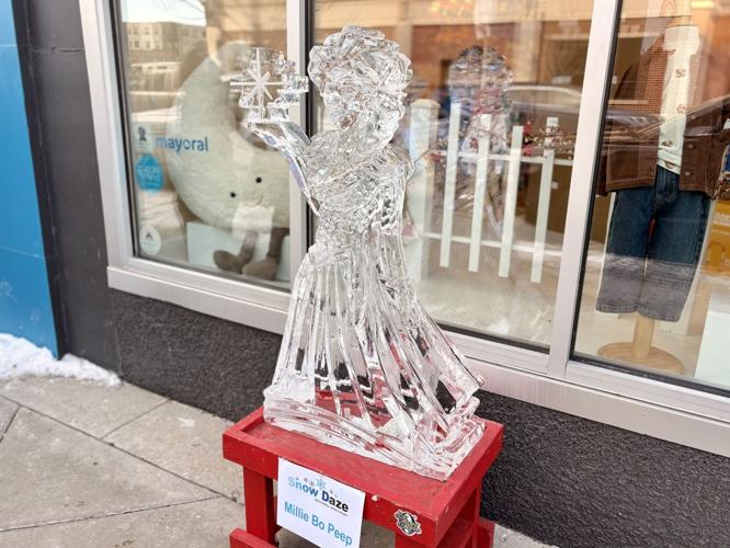 Crowds pack Kenosha for ice sculpting, Snow Daze Festival