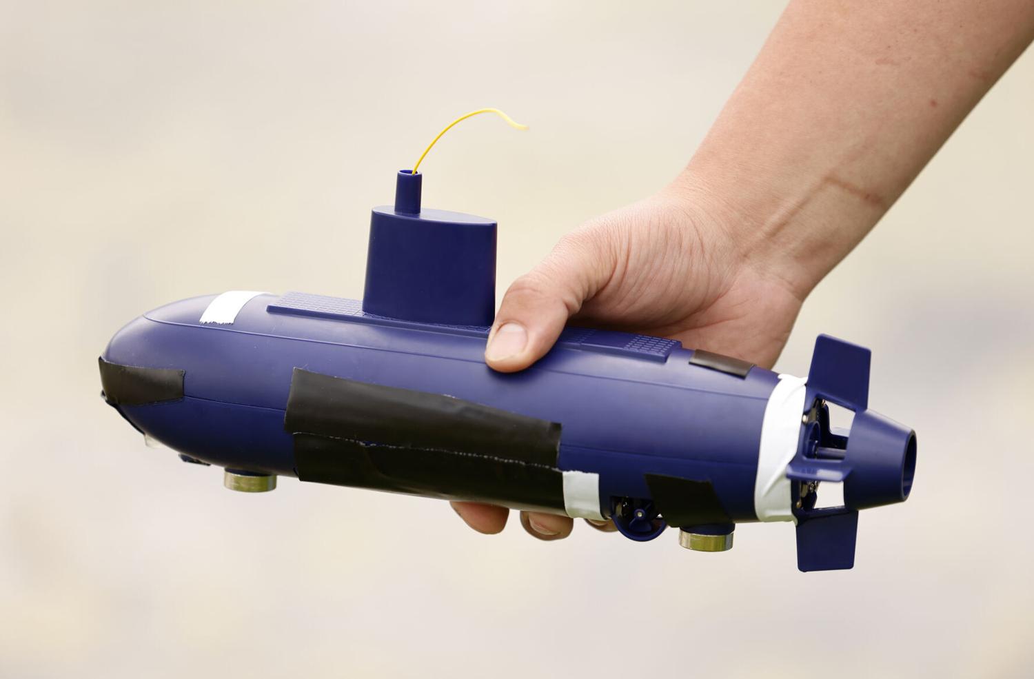 Bradford math kids launch remote control sub in Kenosha pond