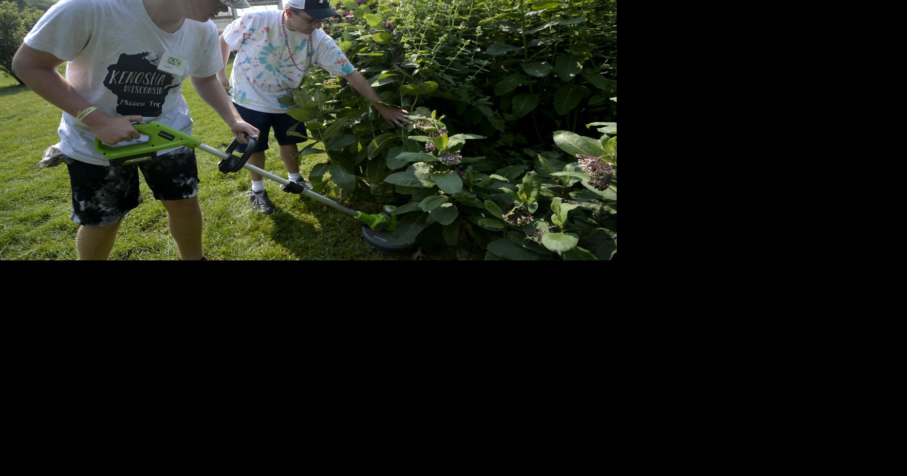Florida youth group volunteers at Kenosha Achievement Center