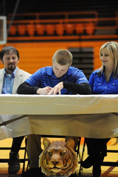 Bucko signs with ’Cats | Sports | Kentucky New Era