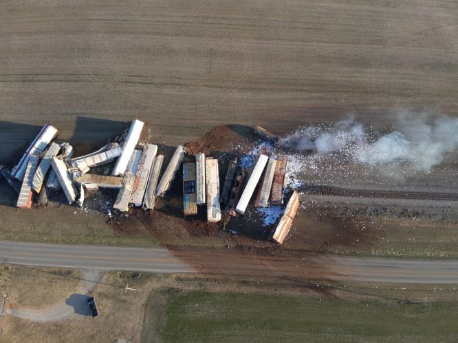 CSX derailment in Todd County releases molten sulfur, closes U.S. 41 ...