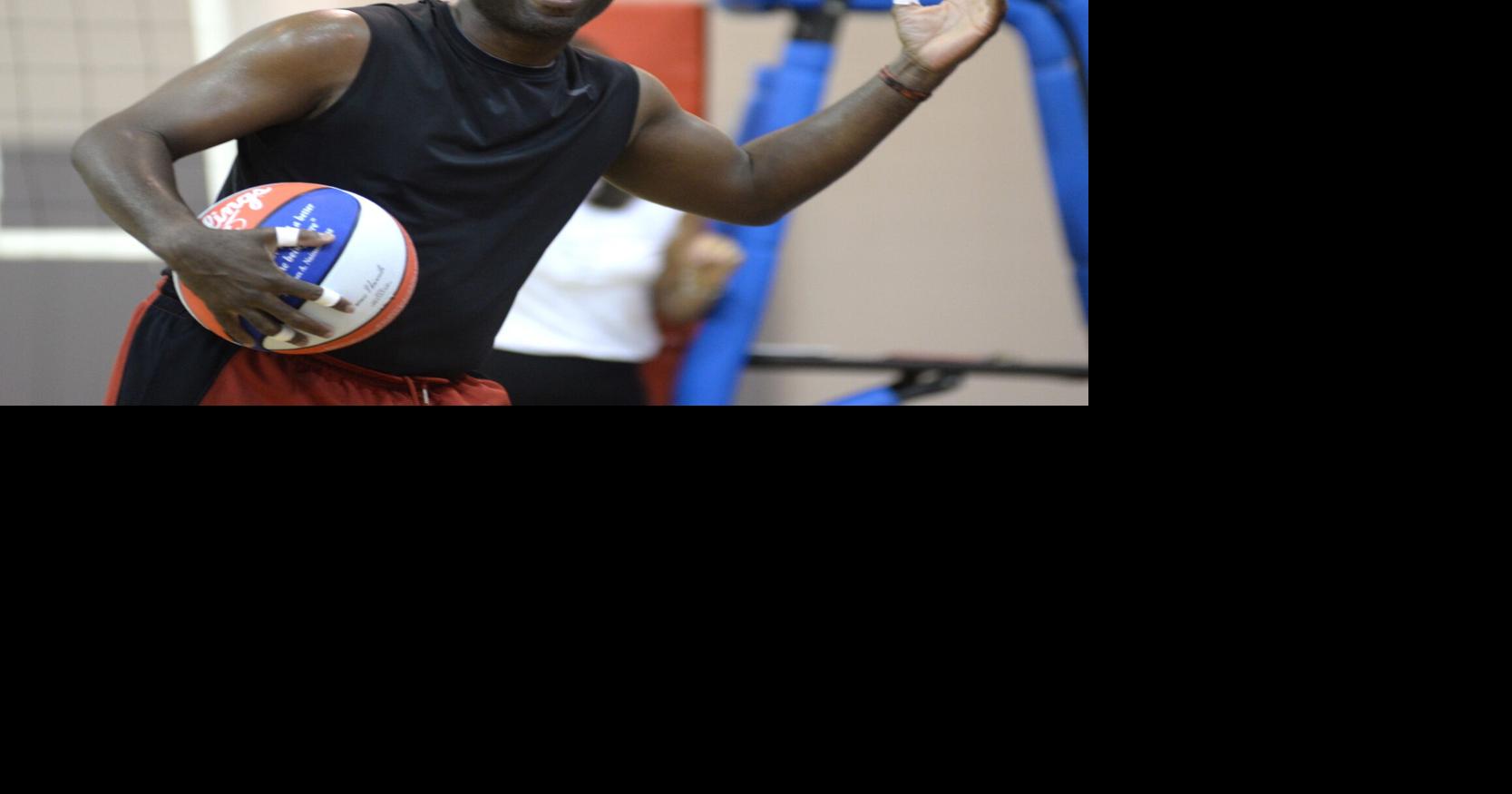 Dexter Williams visits Parrott Academy | Local News | kinston.com