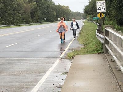 Despite warnings, people flock to see flooding | Local News | kinston.com