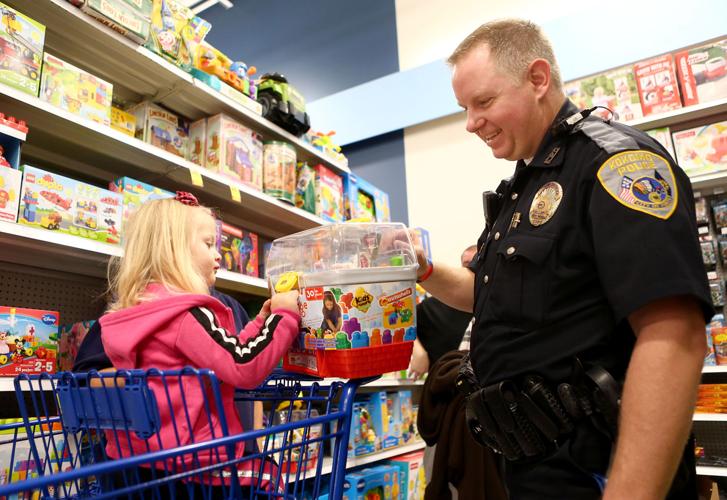 Officers spread Christmas cheer to 200 kids | News | kokomotribune.com