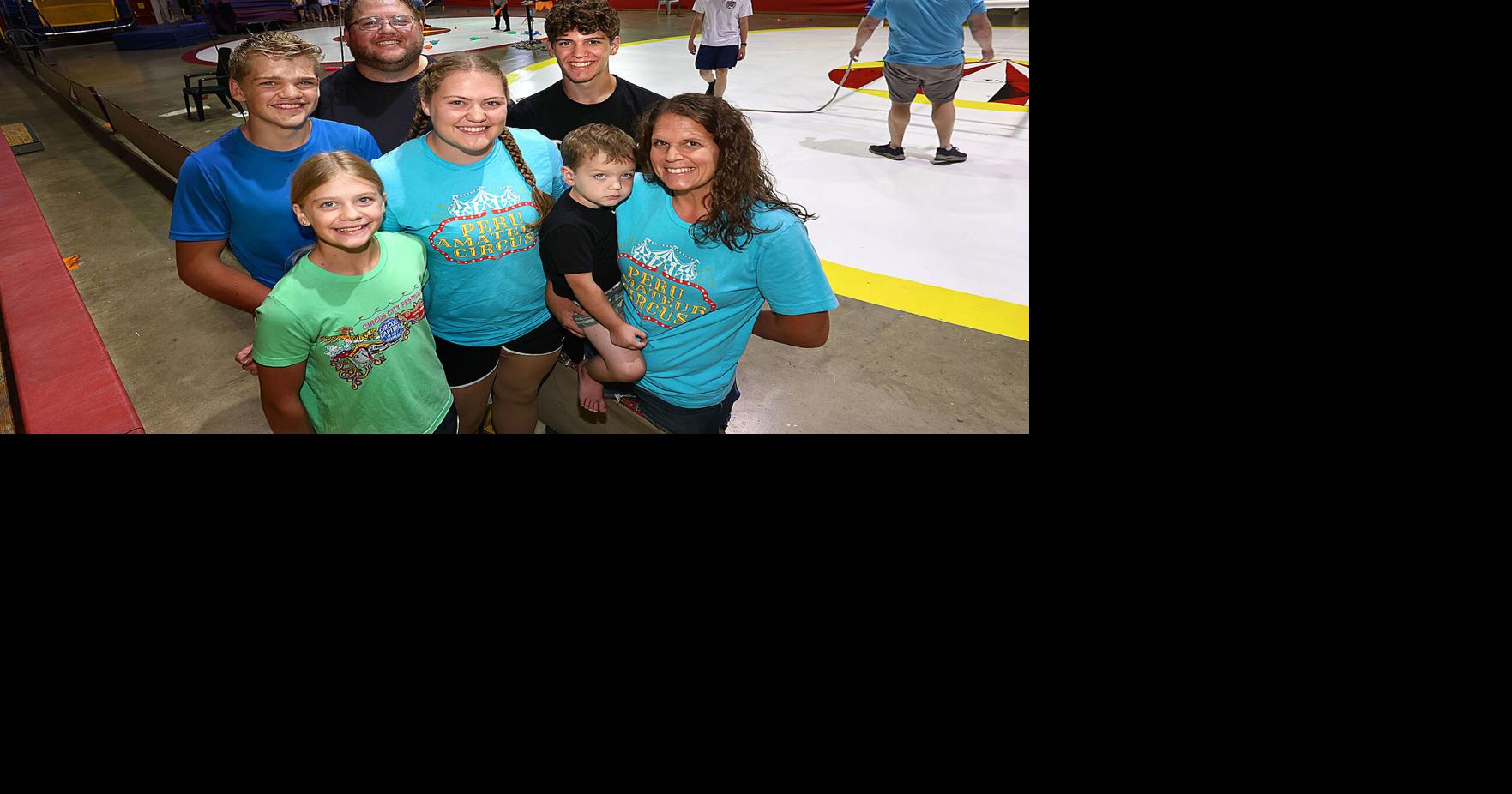 Family circus: Hanson siblings, parents all participate together in ...