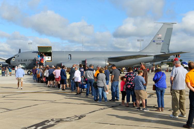 A day in the sky: Huge crowds pack Grissom to watch aerial ...