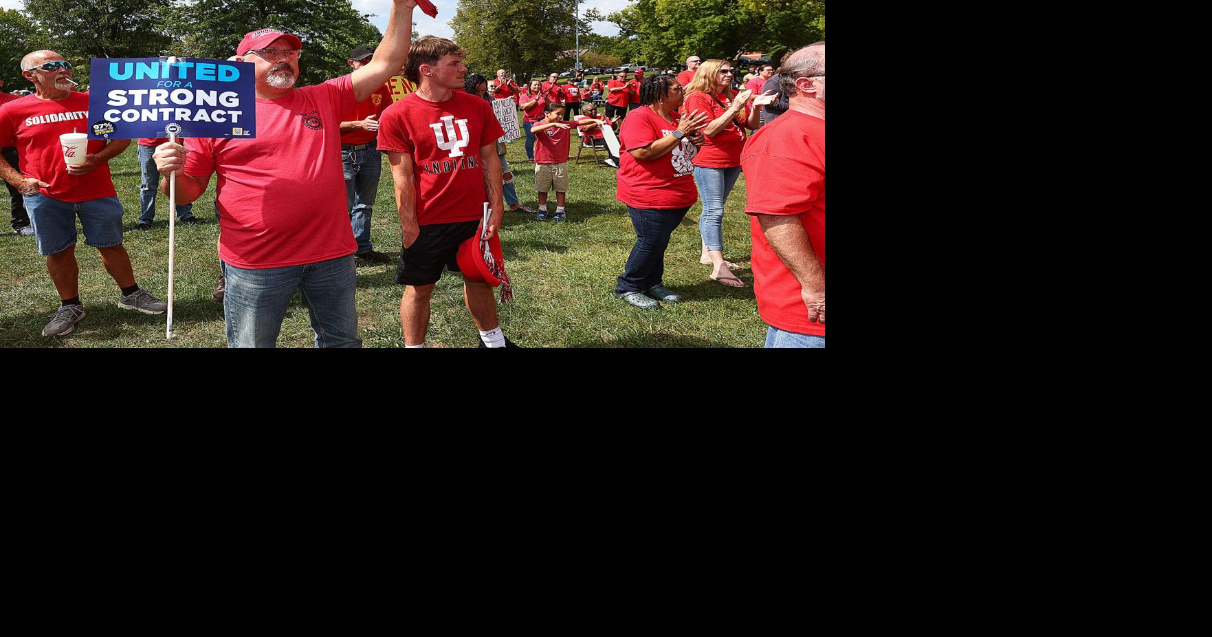 UAW leaders rally workers in waning hours of contract negotiations ...