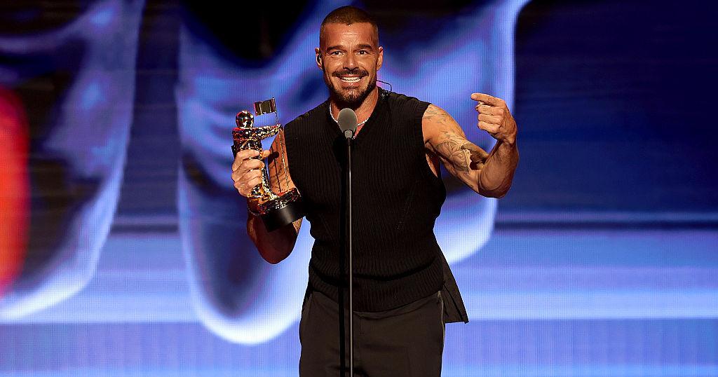 Ricky Martin hace historia al con el primer premio “Latin Icon” en los ...