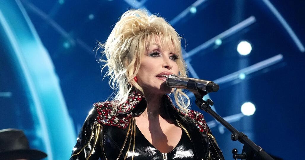 Dolly Parton sorprende con una serenata a fanático con cáncer ...