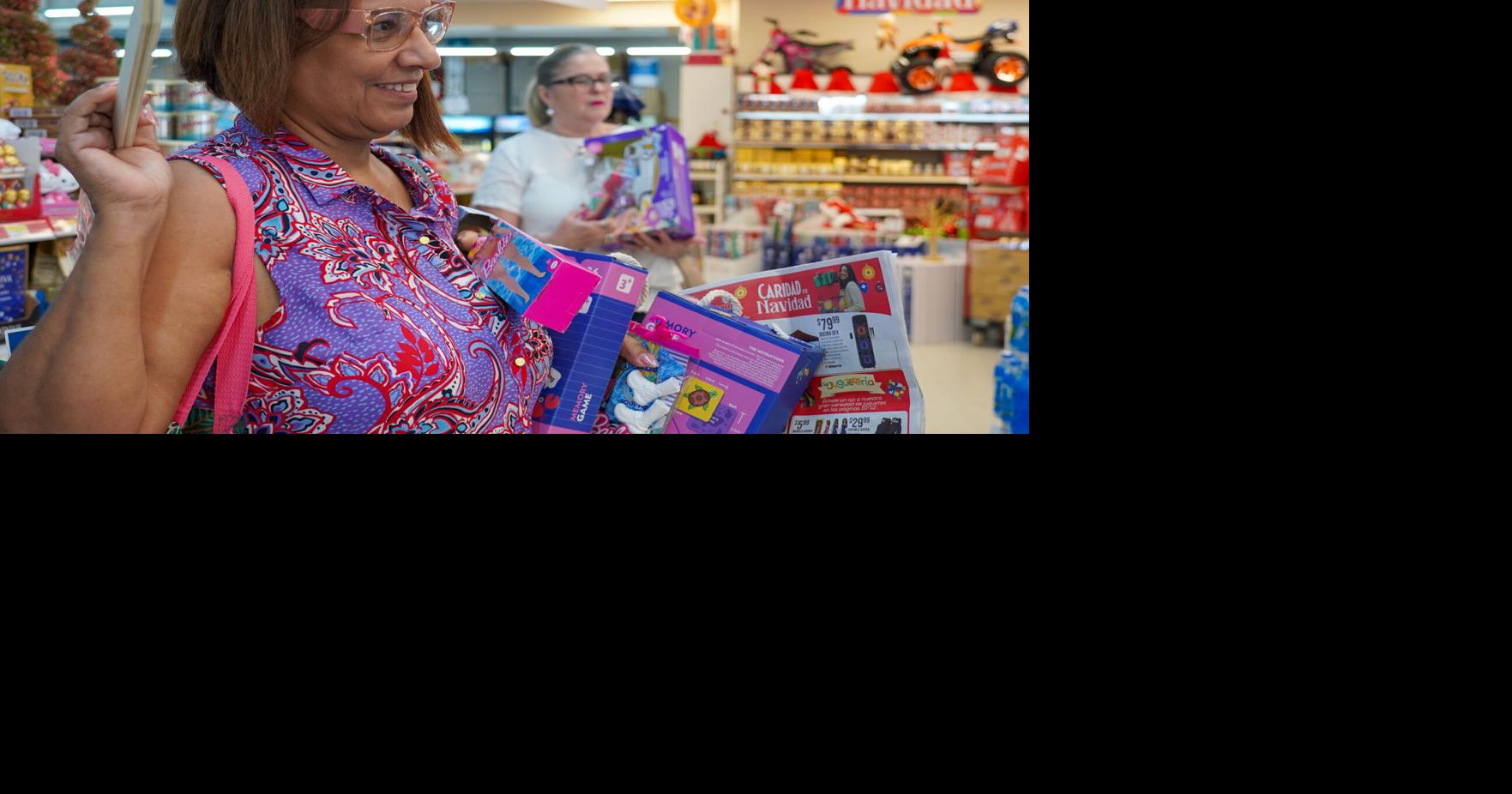 Galería: Pedro Villegas en el Toy Drive de KQ 105 La Primera | | kq105.com