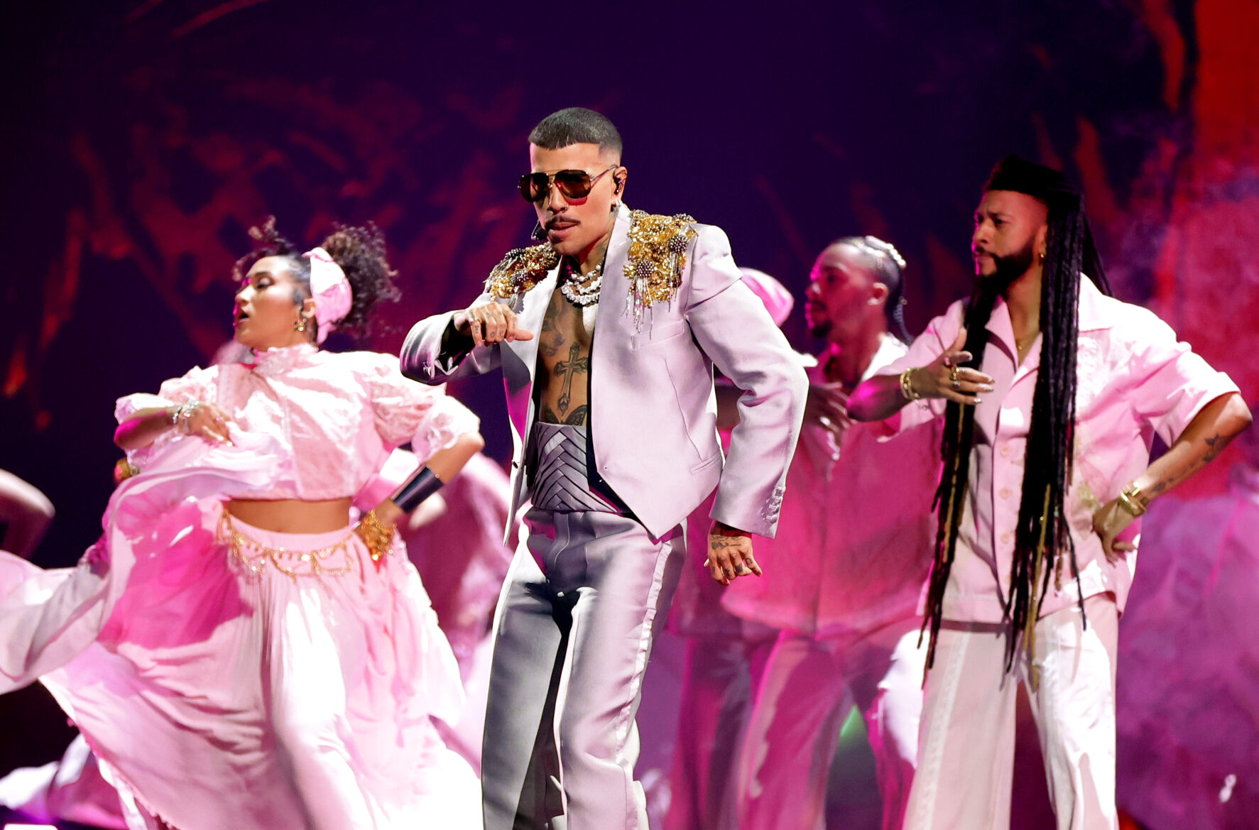 Rauw Alejandro lleva el ritmo caribeño a los Latin Grammy 2025 ...
