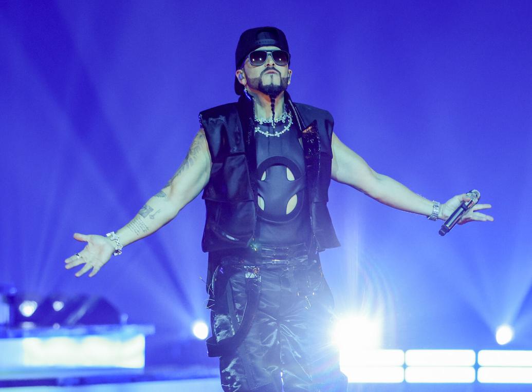 Yandel anuncia el lanzamiento de sus nuevas tenis en honor a Cayey ...