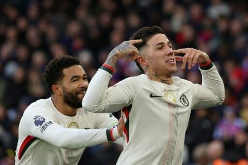 Arsenal rocked by Man Utd, Villa rekindle Premier League title bid ...