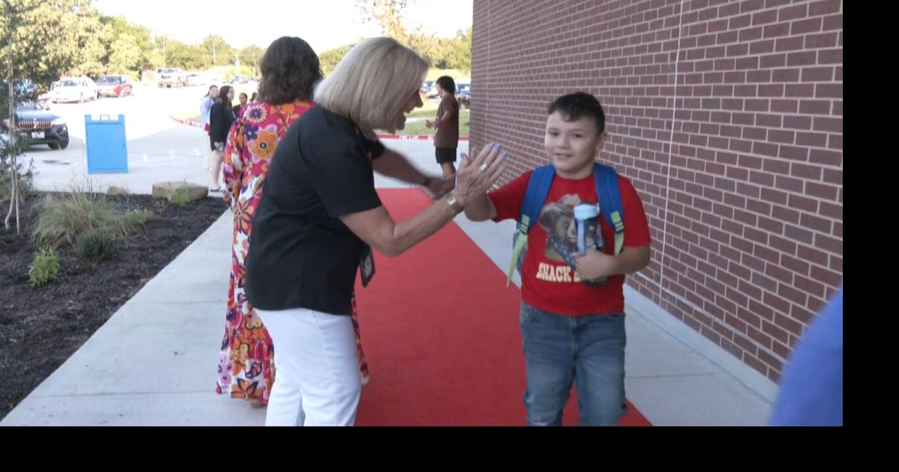 Denison elementary rolls out the red carpet for new school year | Texas Headline | kten.com